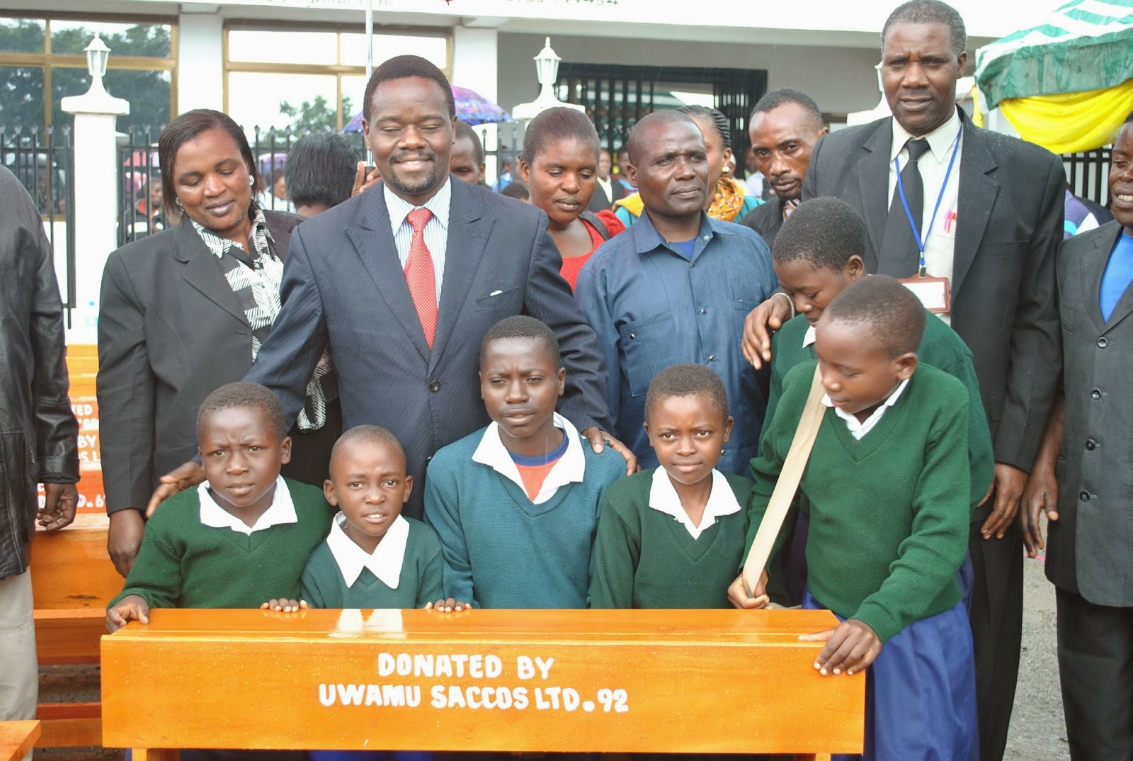 Habari na Matukio Mbeya: UWAMU Saccos watoa msaada wa Madawati 100 Mbeya