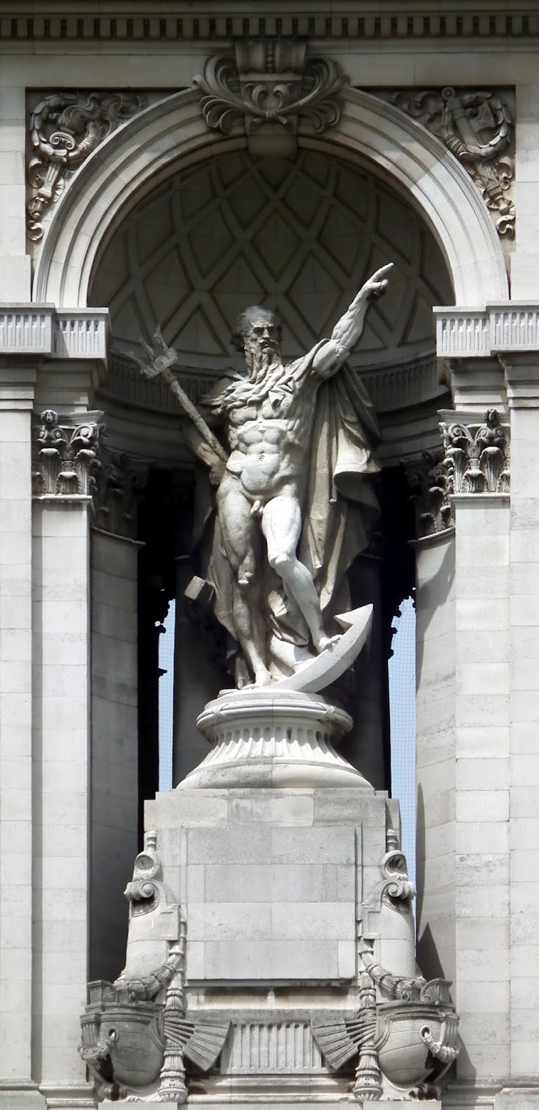 ORNAMENTAL PASSIONS: 10 Trinity Square EC3