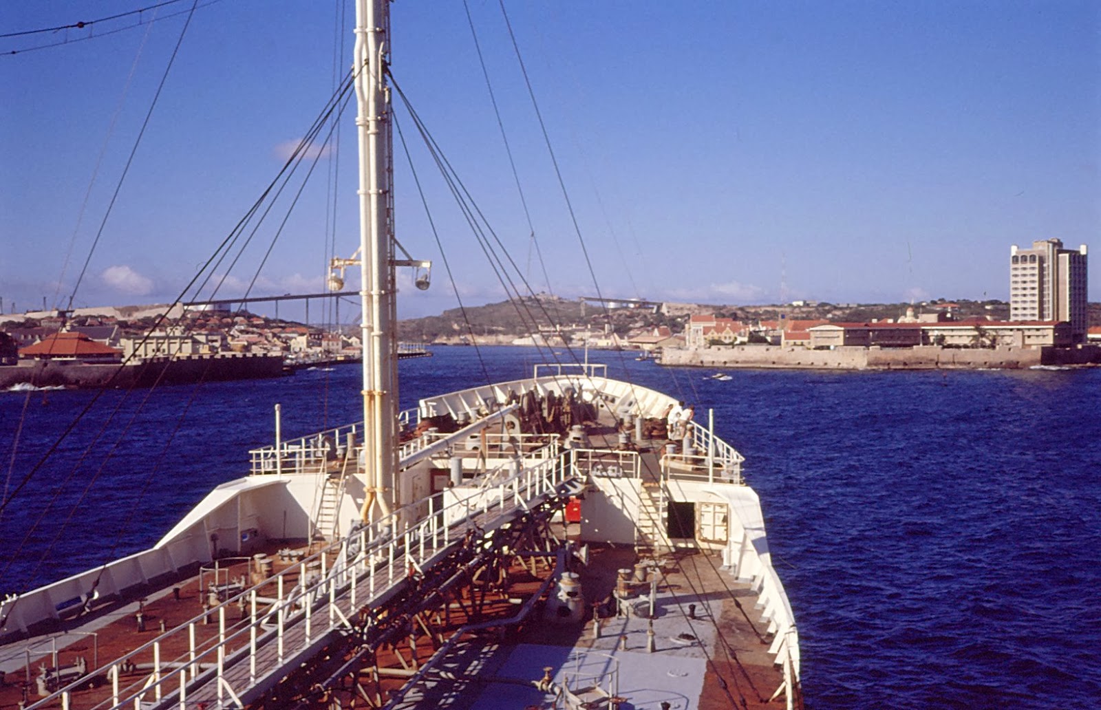 'ZIEN EN WETEN': KHASIELLA S.S. SHELL TANKERS B.V. (DEEL 1-B)