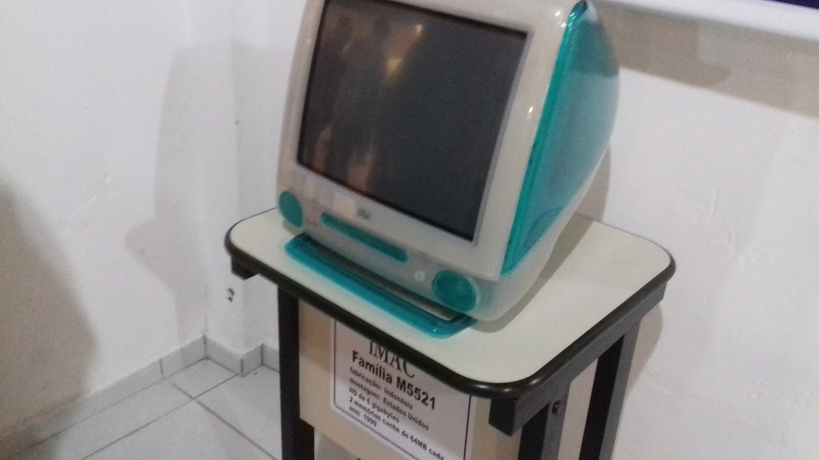 O Primeiro iMac (1998) - Outro Sucesso de Vendas