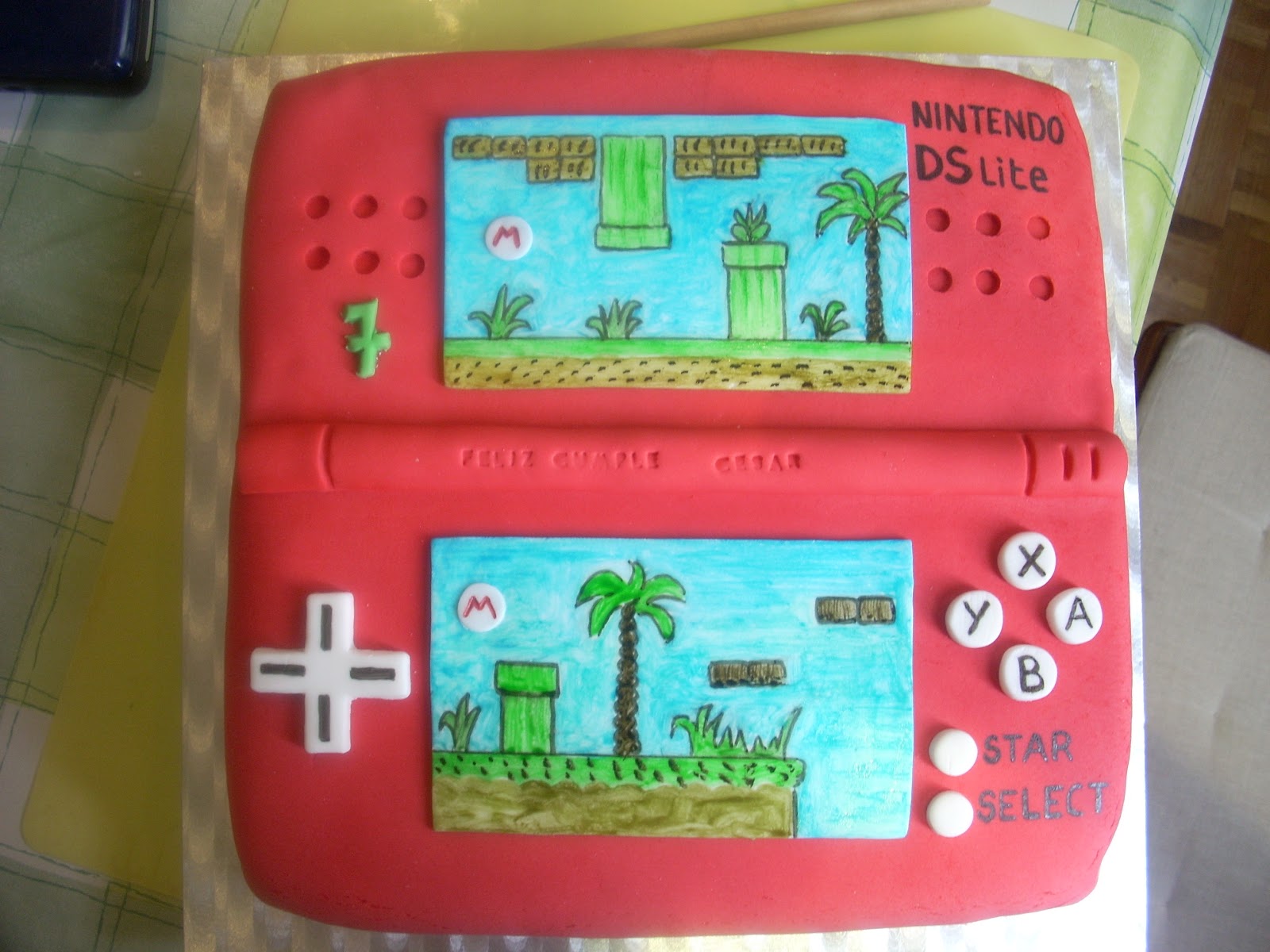 El Rinconin de la Gata: TARTA NINTENDO ROJA