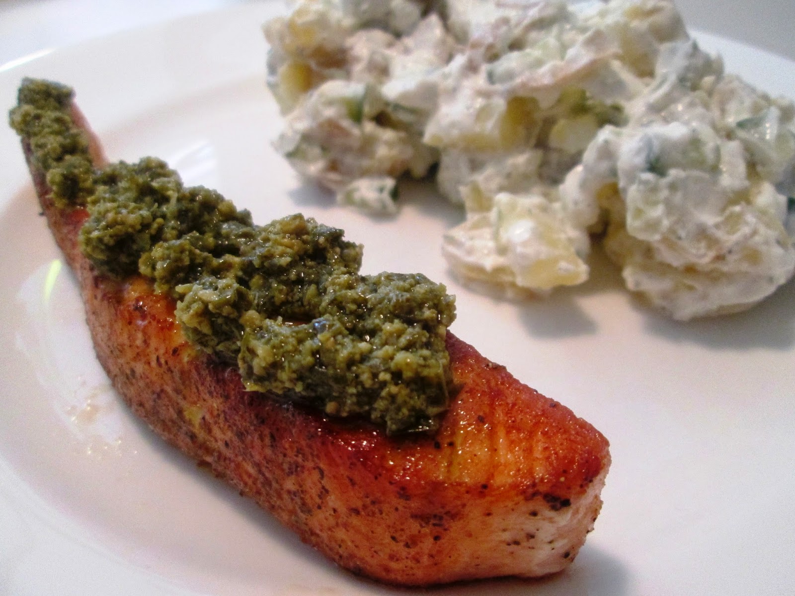 En verden af smag!: Laks med Ramsløgpesto og Kartoffelsalat med Rygeost