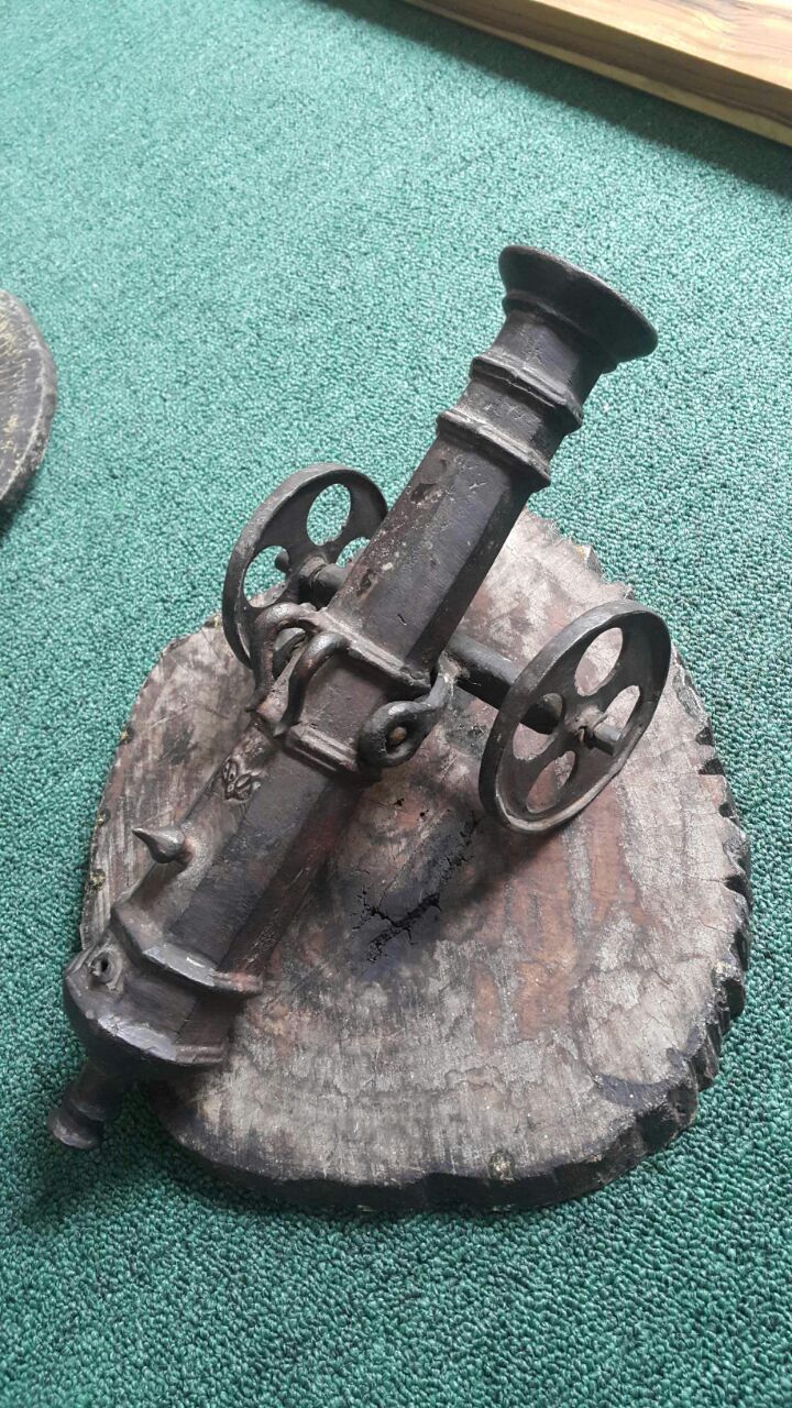 Badai Mencak Kelambit Biru: Meriam Kecil VOC antik , Usia hampir 100 tahun