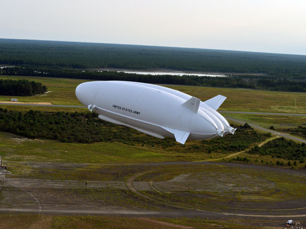 ඔත්තුබලන ඩ්‍රෝන යානා 25කින් ගතහැකි තොරතුරු ලබාදෙන රොබෝ ගුවන්නැව