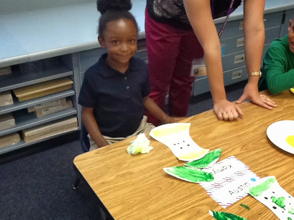 Mrs. Payton's Precious Kindergarteners: Apple Week & Friday Alphabet Hats