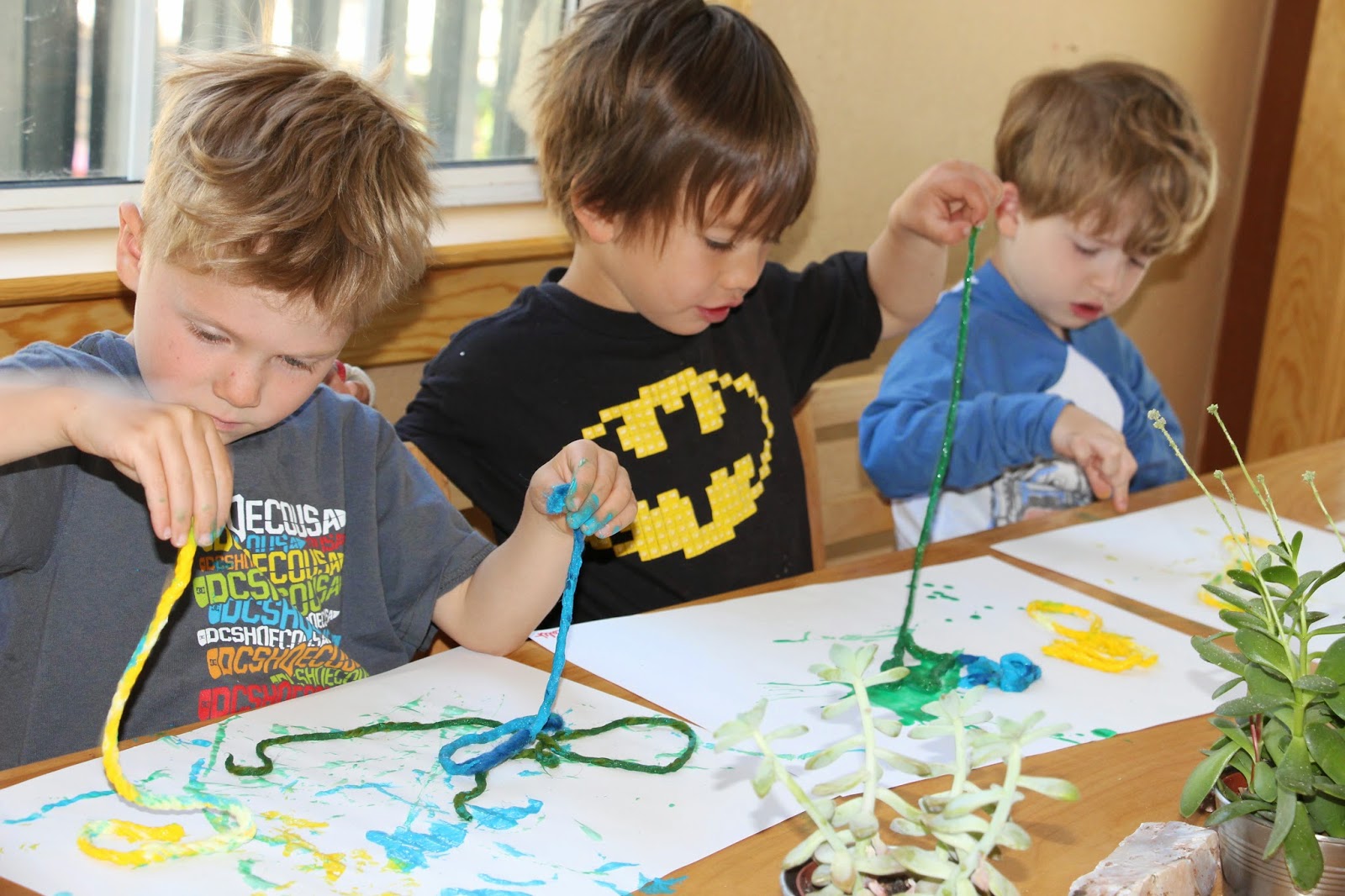 Little Sprouts: Silly String Art!