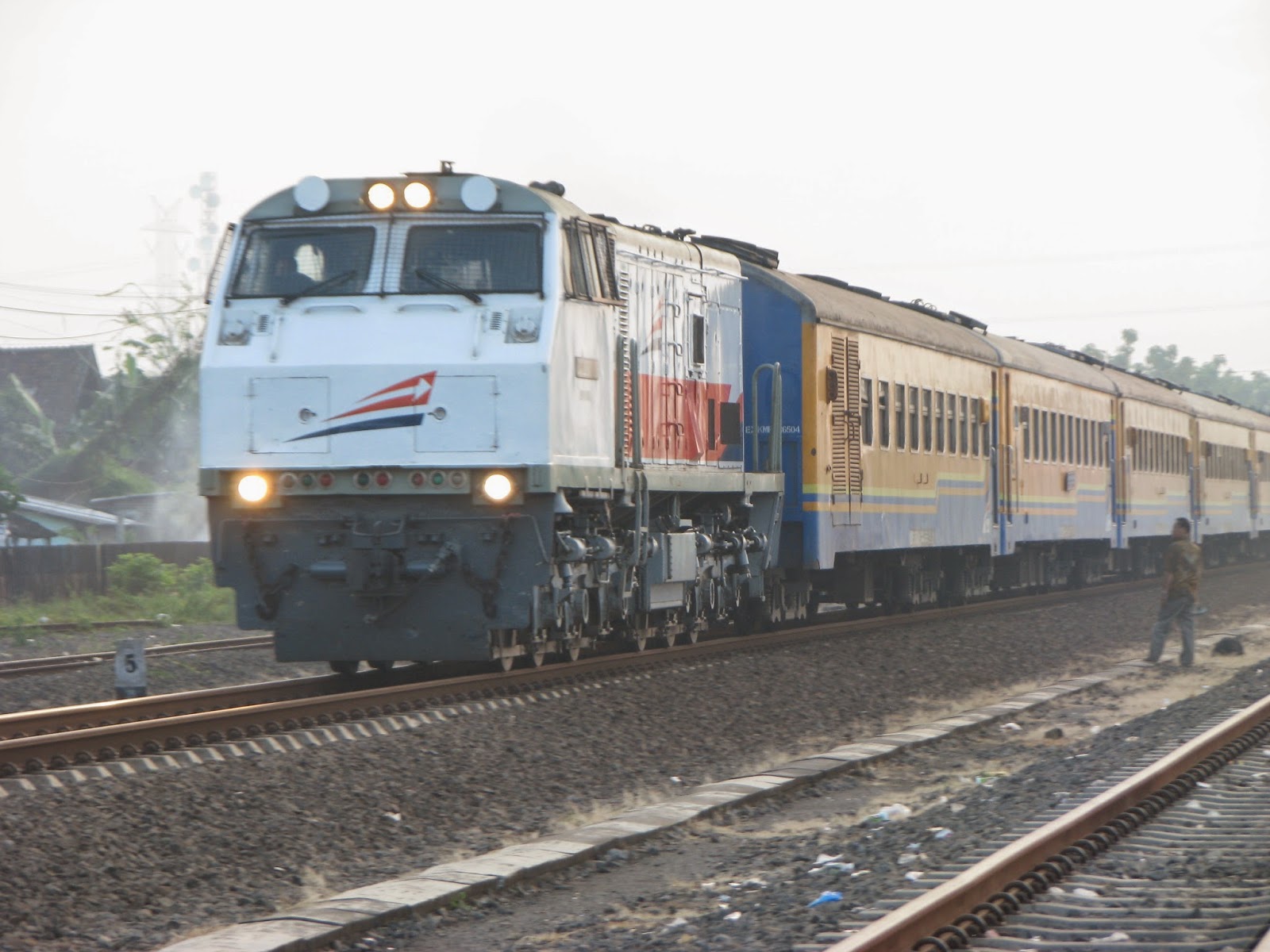 Kereta Api Indonesia: Kembali Berburu Kereta Api di Stasiun Krian