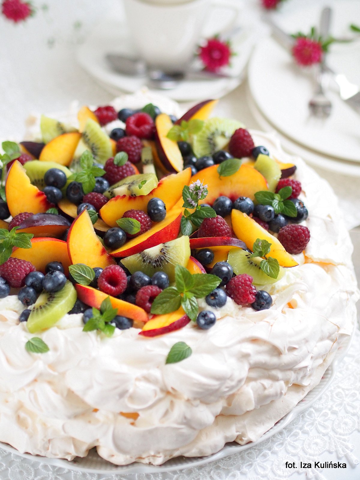 Jej Puszystość Beza Pavlovej - Tort bezowy z bitą śmietaną i świeżymi ...