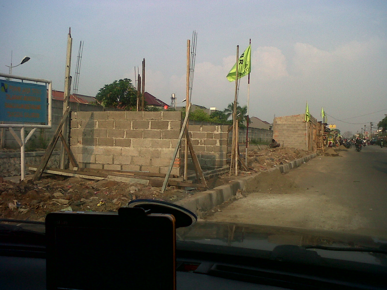 Bangunan di sepanjang kali PDAM Harapan Indah - Seputar Harapan Indah