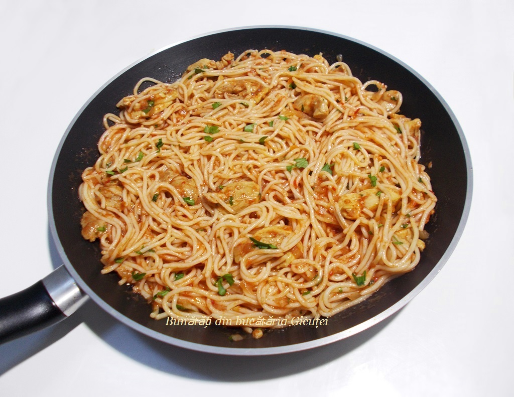 Spaghete cu pui si suc de rosii - Bunătăți din bucătăria Gicuței