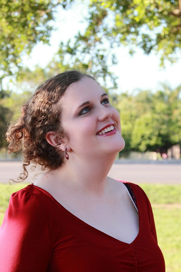 Poplap met 'n Stoflap: 'n Kaalvoet bruid met 'n rooi rooi rok