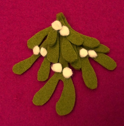 Christmas Felt Mistletoe Brooch (or Hat Pin) Tutorial | Tanith Rowan