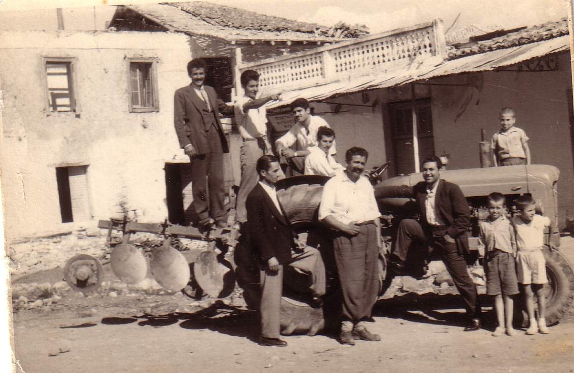 ΙΣΤΟΡΙΑ,ΛΑΟΓΡΑΦΙΑ,ΠΑΡΑΔΟΣΗ.: ΤΟ ΠΡΩΤΟ ΤΡΑΚΤΕΡ ΣΤΗ ΒΑΛΥΡΑ - Δεκαετία του '50