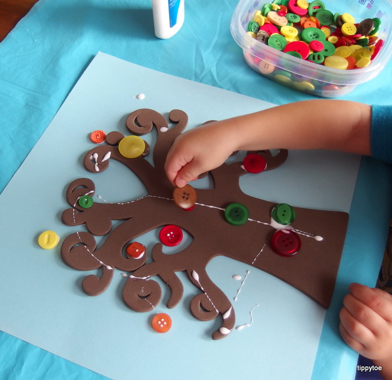 Tippytoe Crafts: Fall Button-Tree Craft
