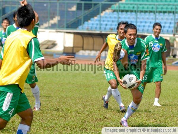 Aks Blog's: Cara Menendang Bola Dengan Baik Dan Benar