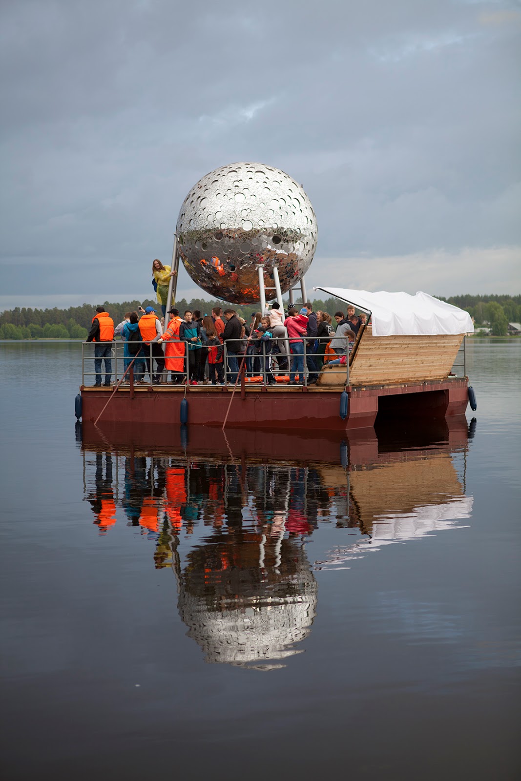 Leonid Tishkov: Floating Moon