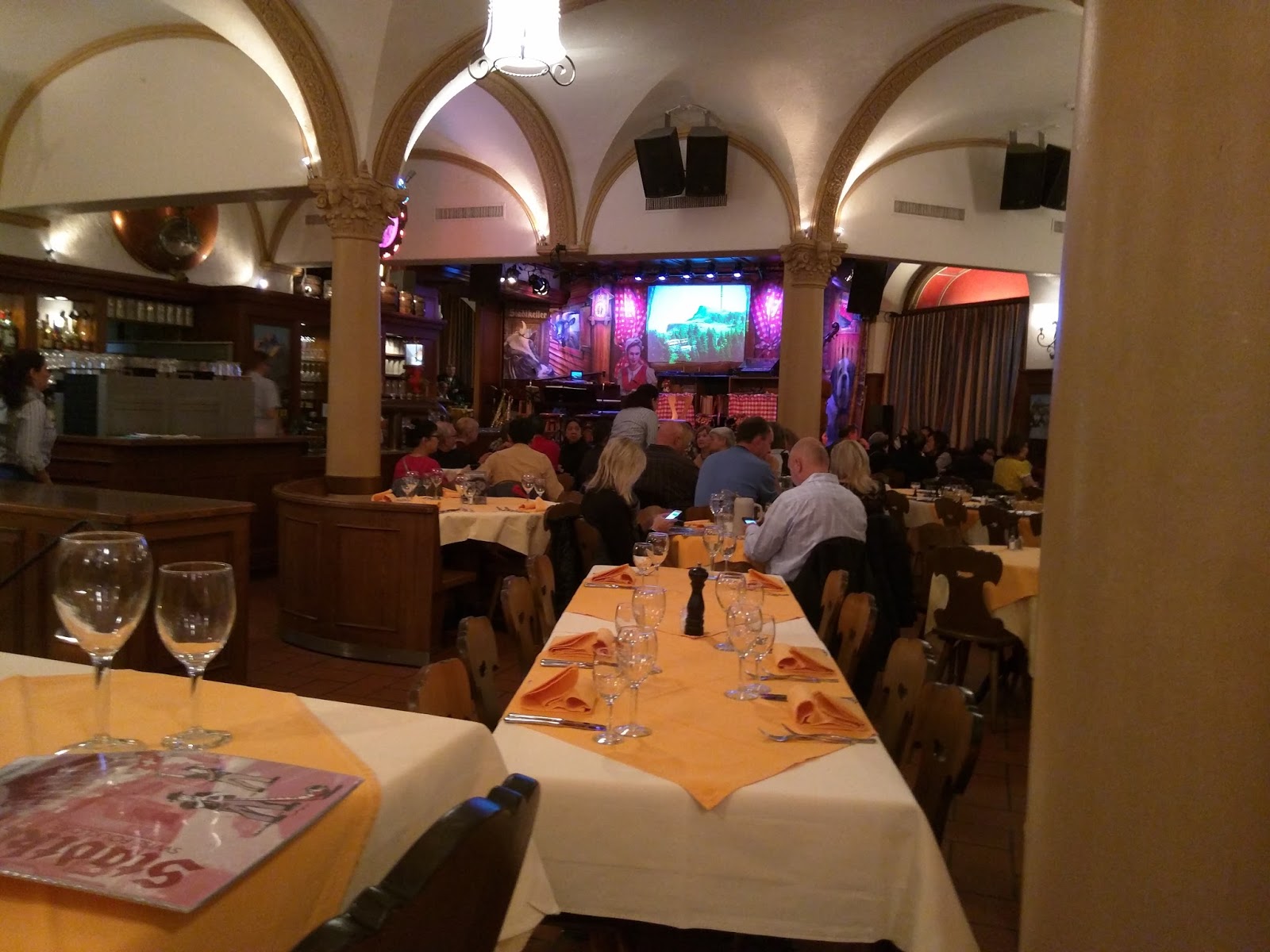 瑞士之旅 : 餐廳 Stadtkeller in Luzern : 晚餐 + 看表演