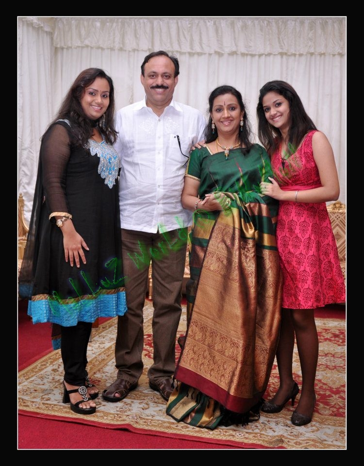 MalluZ WorLd: AcTreSS MeNaKa SuResH FaMilY AlBuM