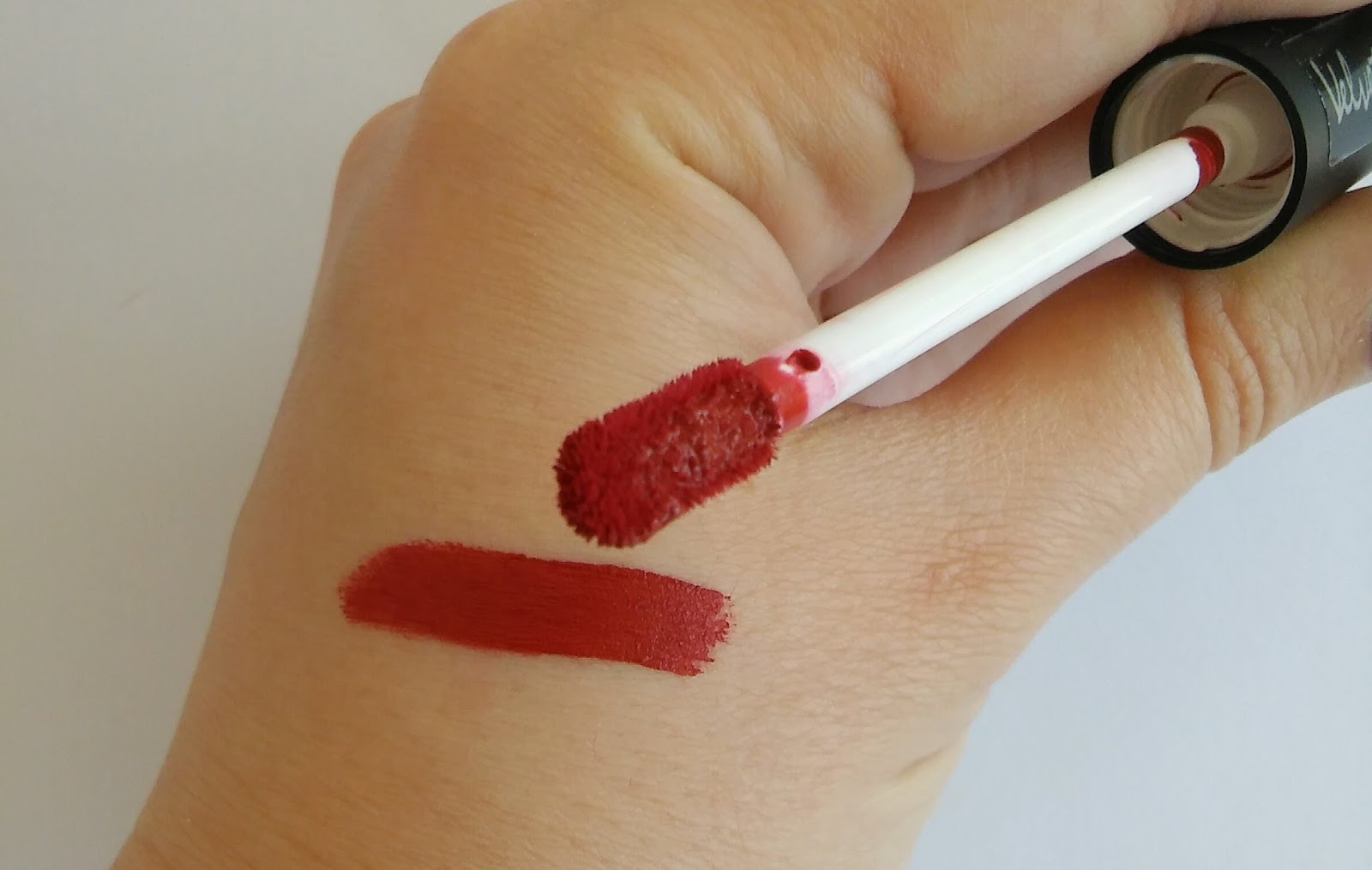 FARMASI Mat tečni karmin VELVET