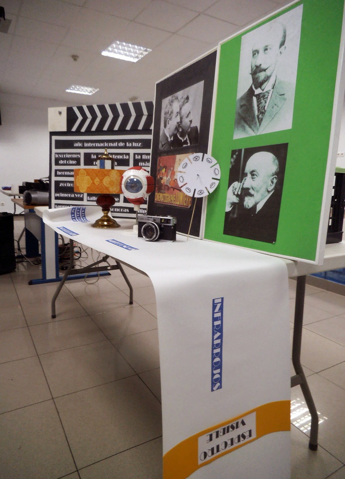 El Blog de Ciempies: La linterna mágica: la óptica del origen del cine.