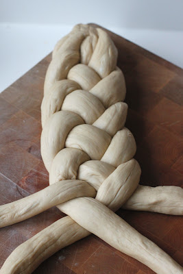 Mama Tommy's: Cinnamon Braided Monkey Bread [Zack]