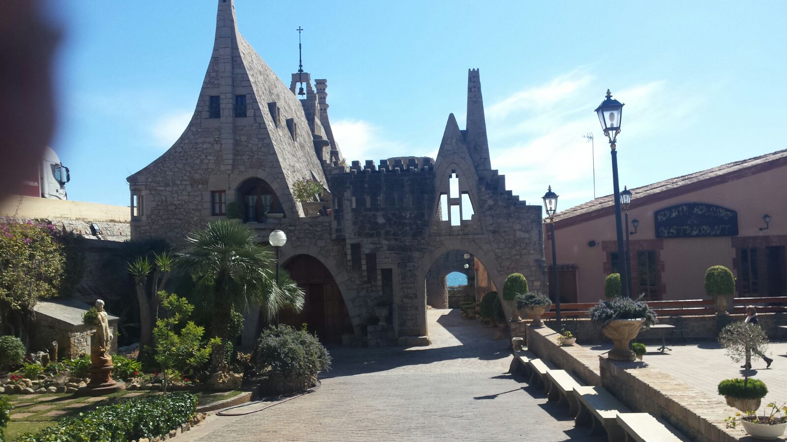 QUE VER CERCA DE BARCELONA, TURISMO EN BARCELONA: LAS BODEGAS GUELLL EN ...
