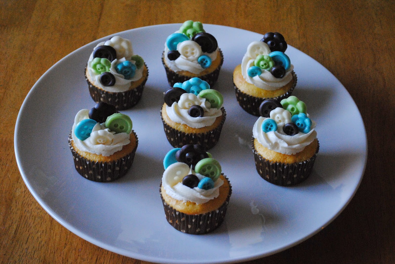 Juli Jacklin's Cupcakes: Cute as a Button