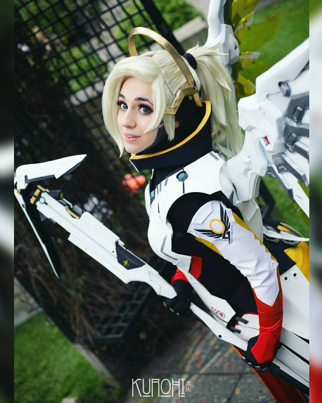 Overwatch Cosplay: Mercy cosplay