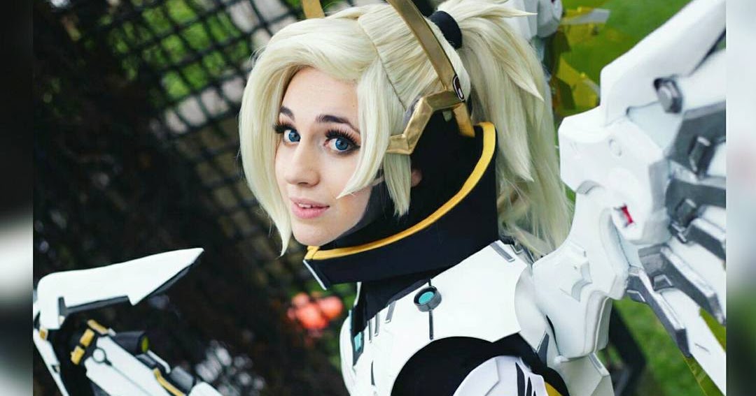 Overwatch Cosplay: Mercy cosplay