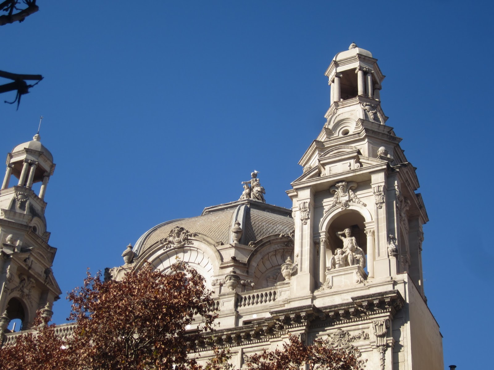 Redescubriendo Barcelona y más allá: 30/12/2015 El Coliseum I: Exterior