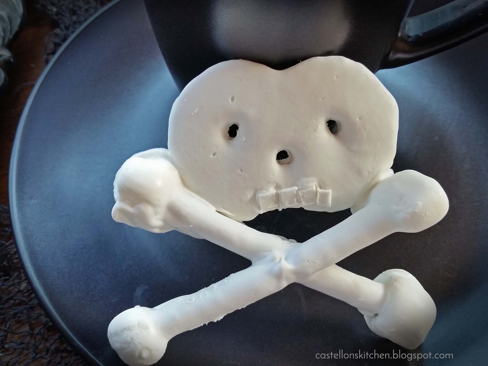 Castellon's Kitchen: Skull and Crossbones Cookies