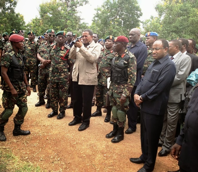 MATUKIO @ MICHUZI BLOG: RAIS KIKWETE ATEMBELEA VIKOSI VYA JWTZ VYA ...