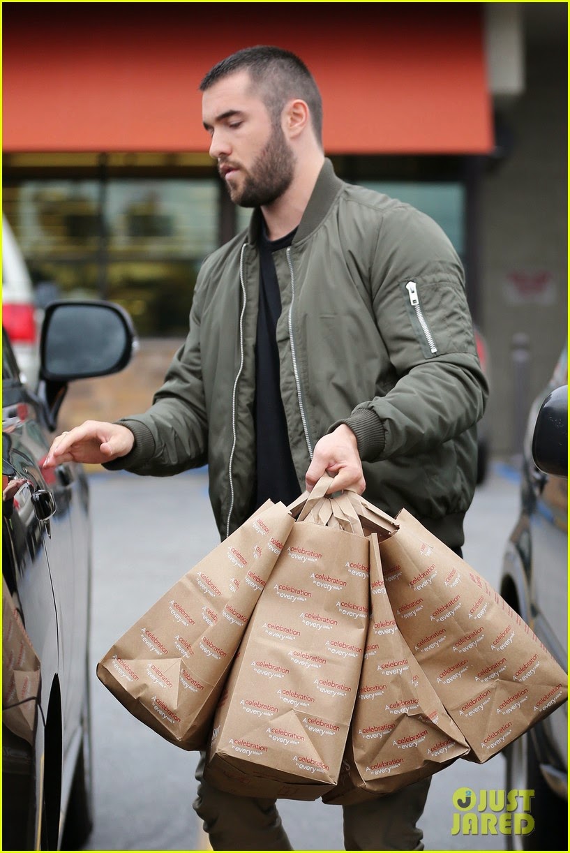 Gay, nerd, hipster e muito mais... : Josh Bowman com novo visual!