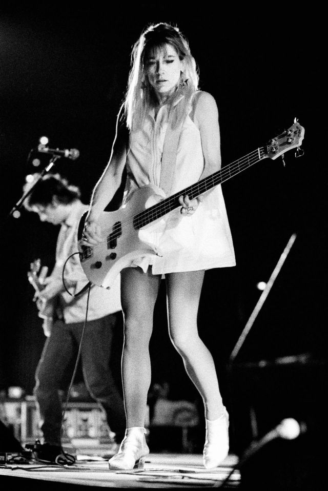 30 Amazing Photographs of a Sexy Kim Gordon of Sonic Youth on the Stage ...