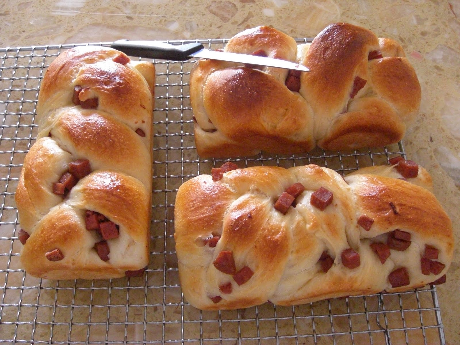Li'l BakeShoppe: Luncheon meat n red bean bread
