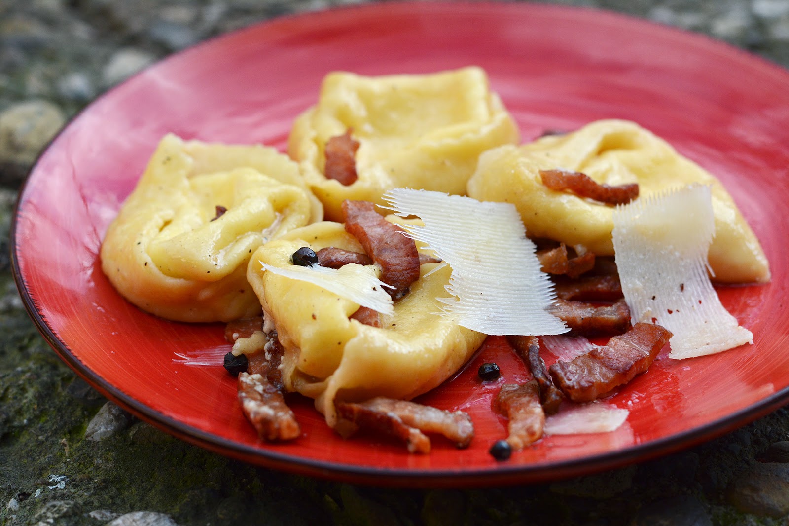 il tegame di coccio: Cappellacci cacio e pepe con guanciale croccante