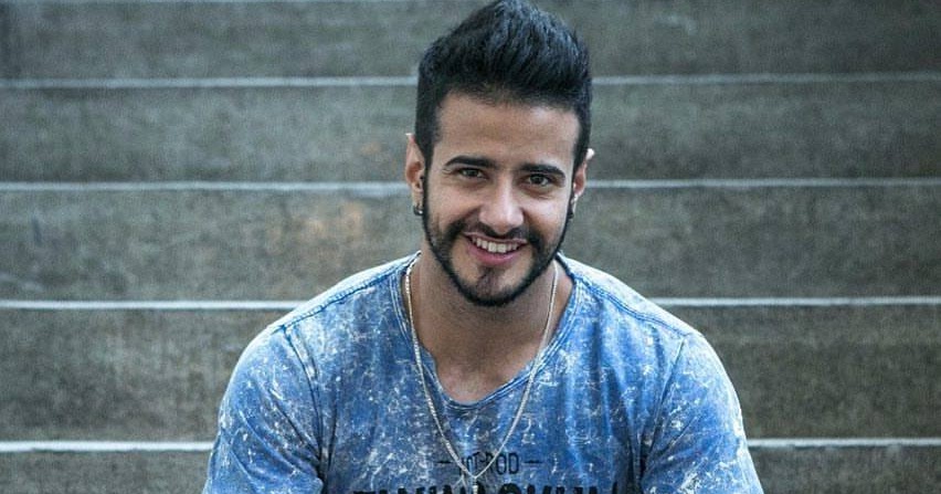 WEB RÁDIO KARIOCA: AS AVESSAS! Ator trans, Tarso Brant mantém útero e ...