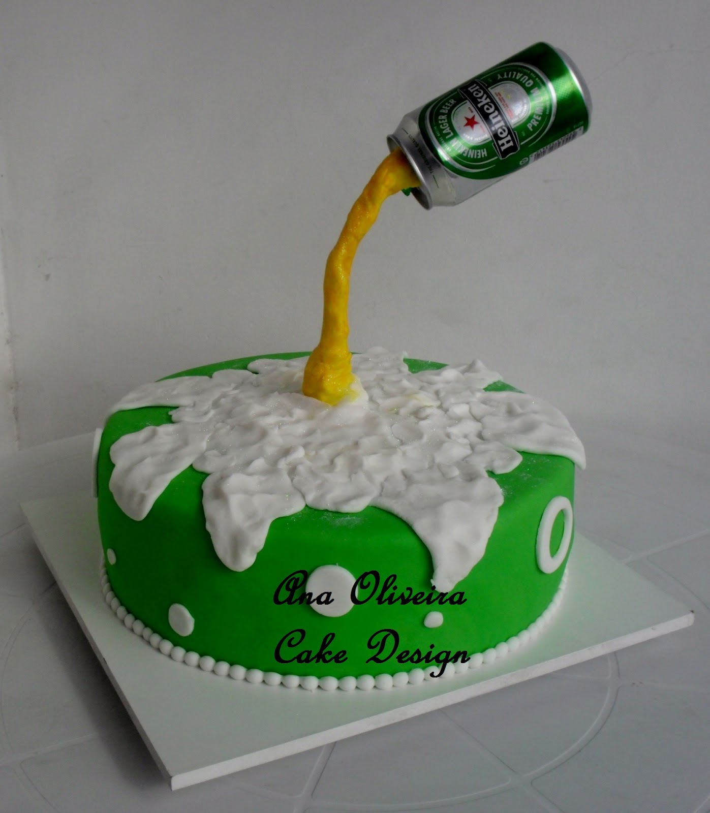 Bolos Decorados Artísticos Rio de Janeiro: Bolo Cerveja Heineken