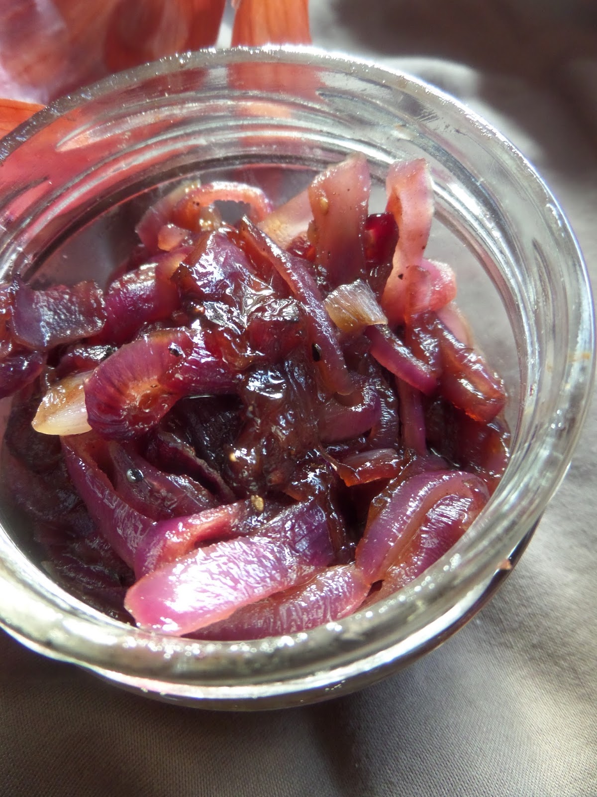 Maple and balsamic caramelised red onions // Oignons caramélisés au ...