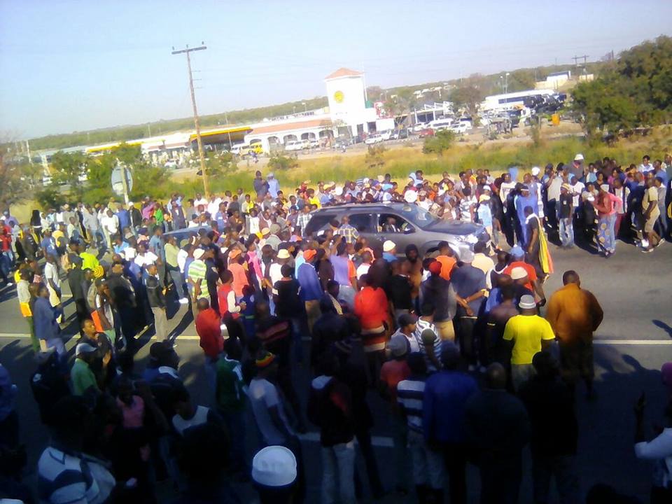 Beitbridge border post roaring in thunder people In action. Pictures ...