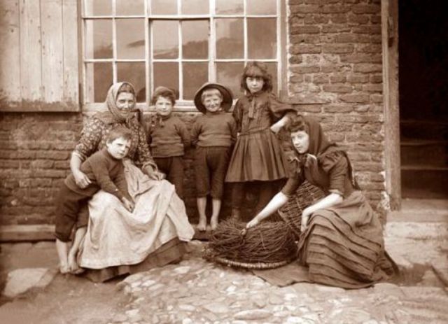 30 Vintage Photographs of Fisher People Around the Small North ...