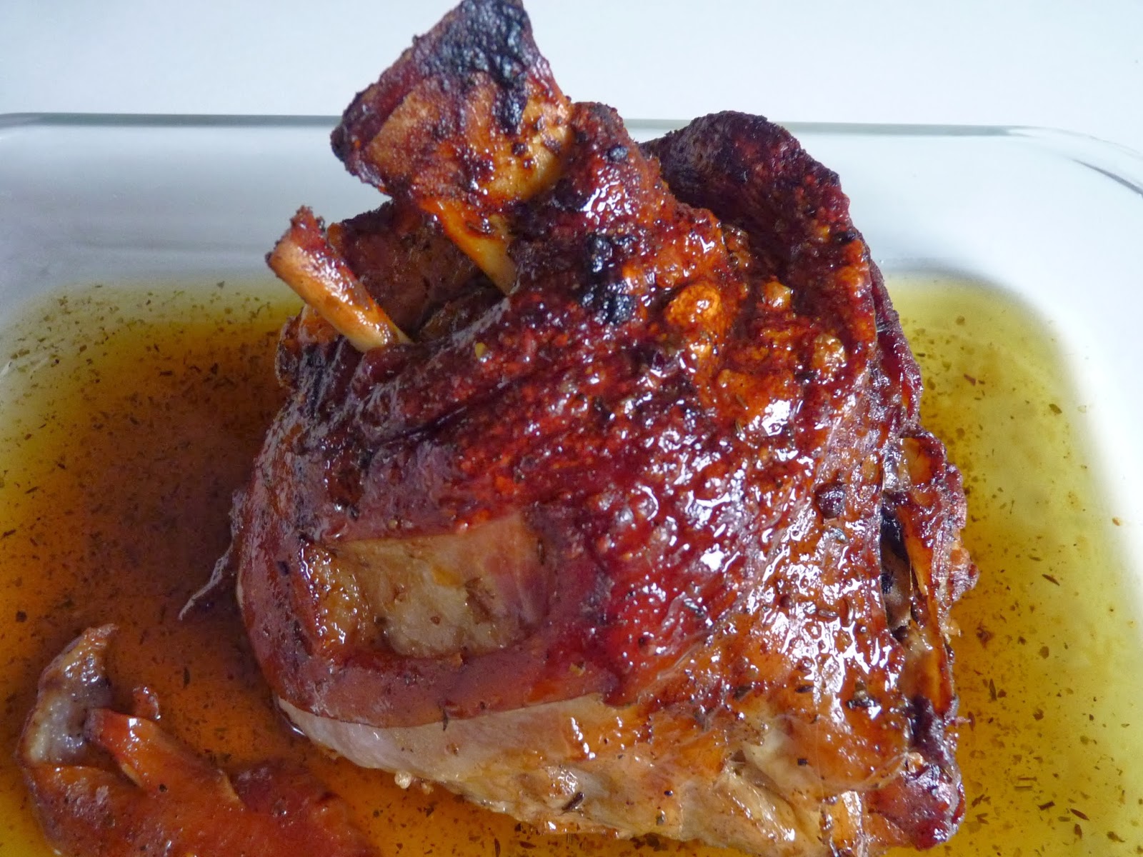 În Bucătăria lui Guşuliţă: Ciolan bavarez de porc, pe varză