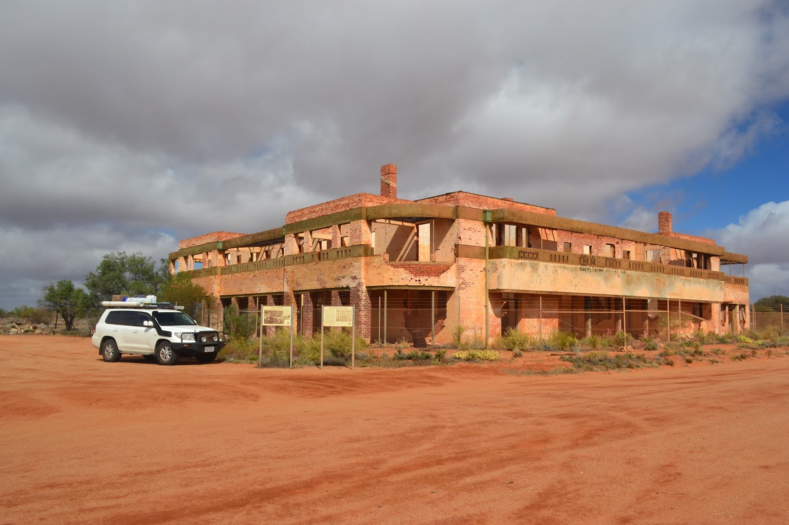 Alison & Stephen in the Toby & Turtle: Big Bell, Walga Rock, Day Dawn