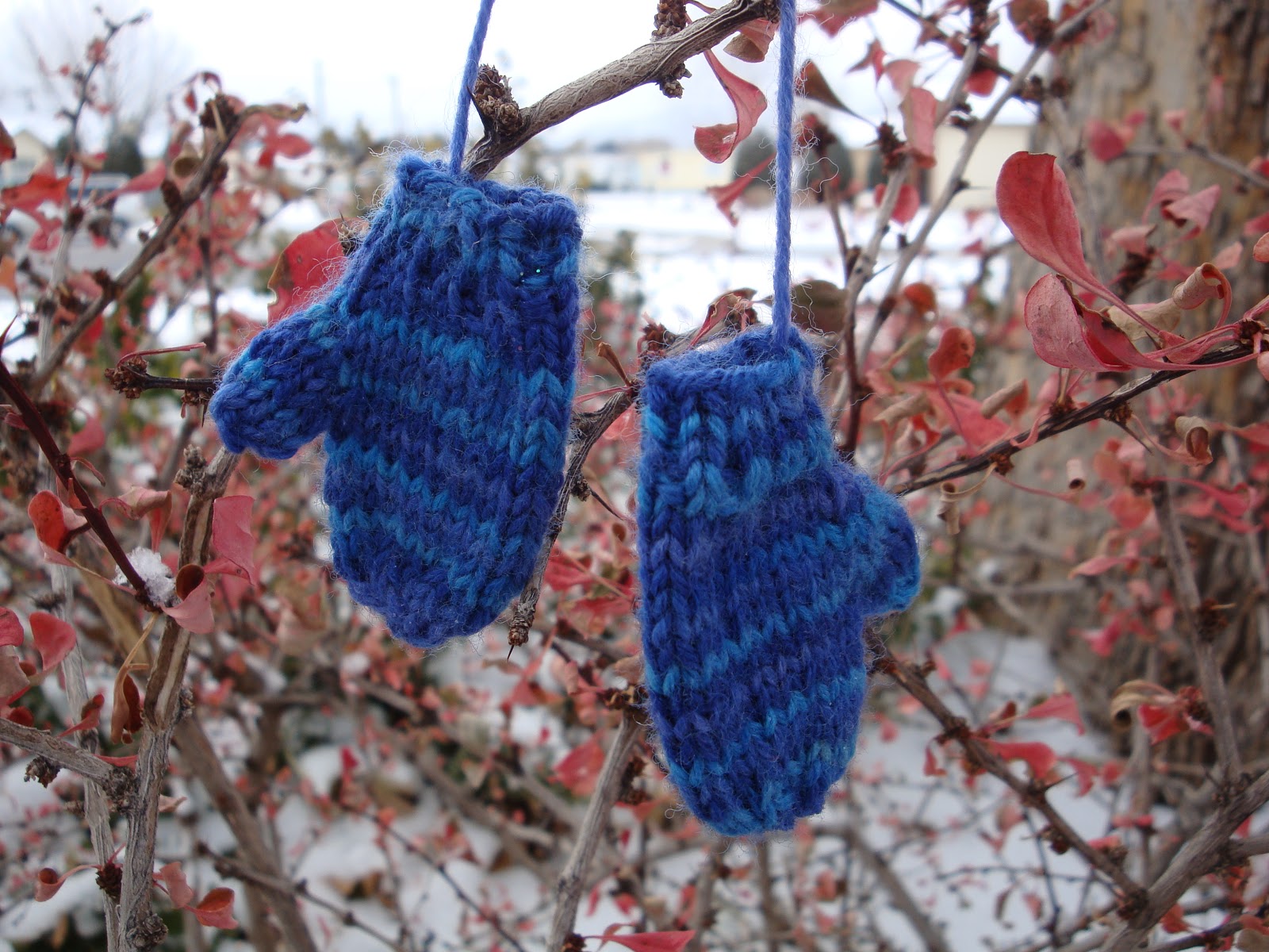 Kim's Knitting Korner: FREE: Mini-Mitten Ornament