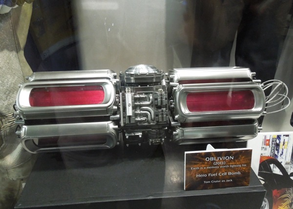 Hollywood Movie Costumes and Props: Tom Cruise's Oblivion costume and ...