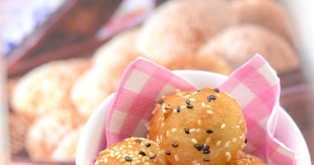 Coco's Sweet Tooth ......The Furry Bakers: 木薯椰丝煎堆 Fried Tapioca Balls ...