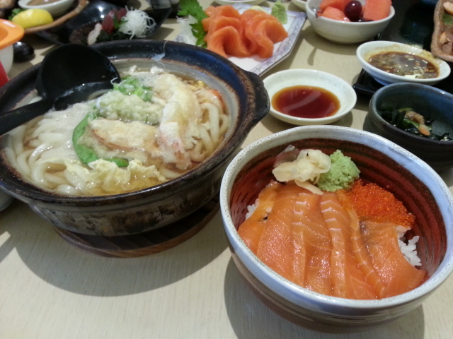 WORLD FOOD PARADISE: Nabeyaki Udon & Salmon Don