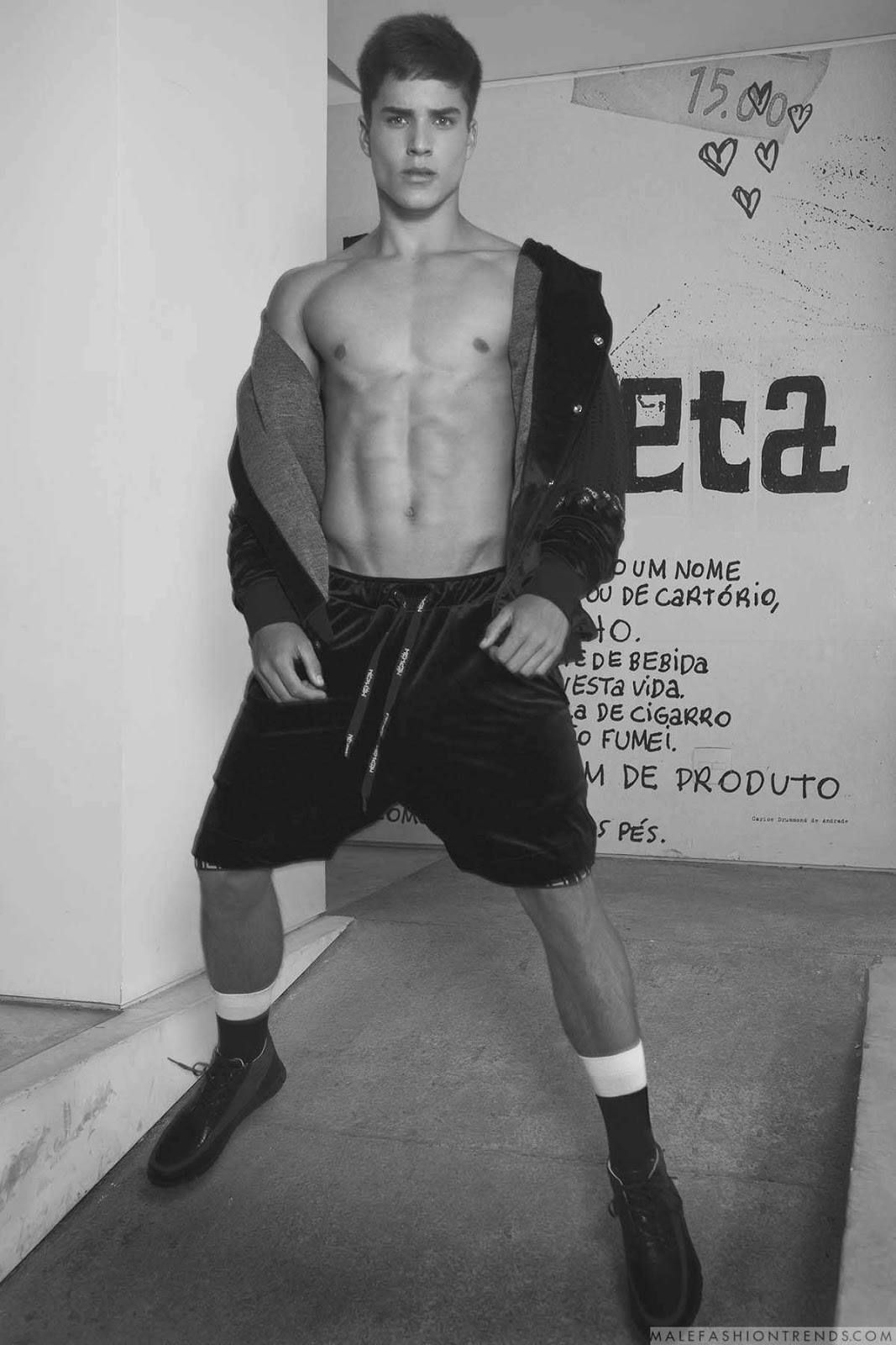 Pedro Maia posa frente a instalaciones artísticas para Brazilian Male ...