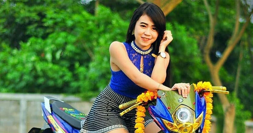 Foto Cewek Keren Naik Motor Satria Modifikasi | DhedMOTOR
