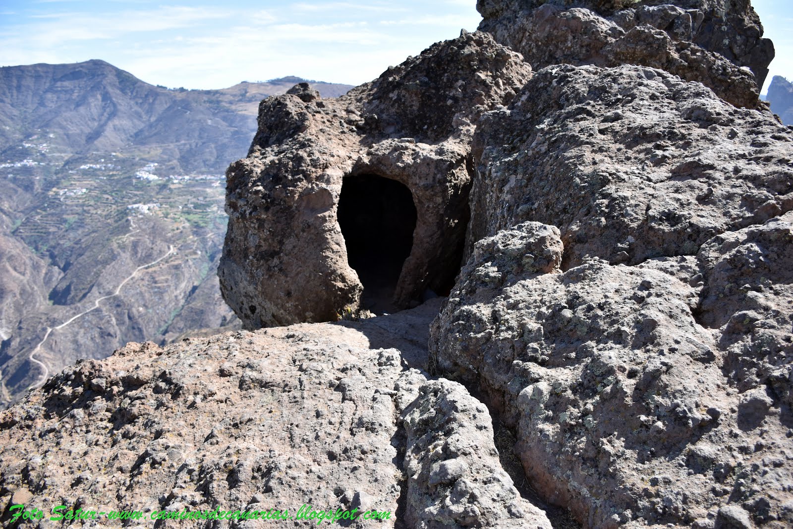 Subida al Roque Bentayga y Visita a la Cuevas del Rey (El Roque ...